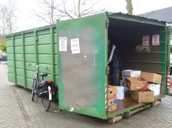 Activiteit: Inzameling oud papier in container achter de Musketon elke ...